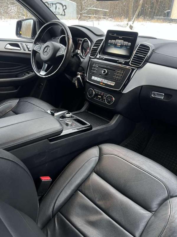 Black Mercedes-Benz GLE 350 2016 in Vilnius, with an engine capacity of 2.99 L and mileage of 198 thousand km for 29500 €, photo 9 on AUTOMOTO.COM.LV