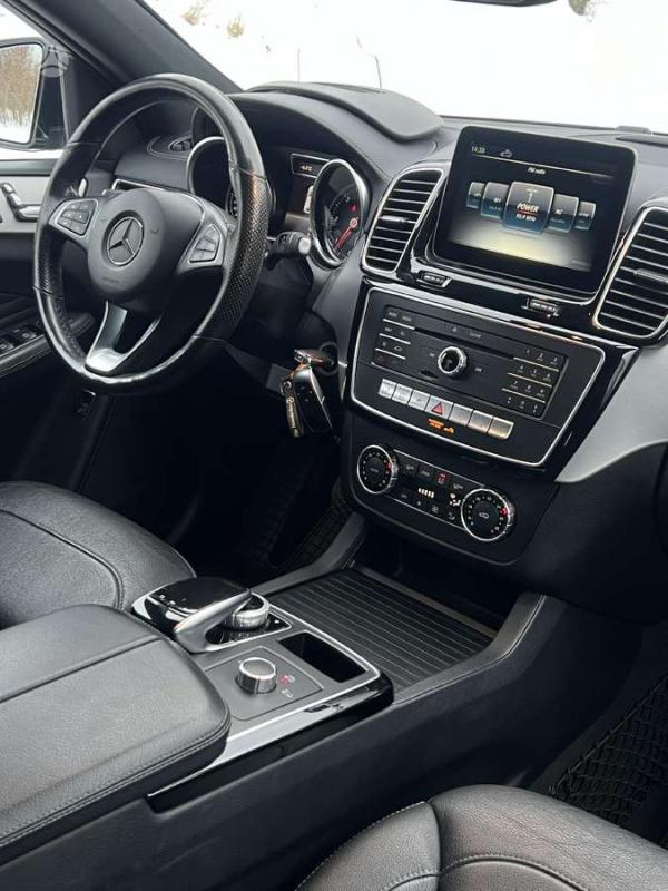 Black Mercedes-Benz GLE 350 2016 in Vilnius, with an engine capacity of 2.99 L and mileage of 198 thousand km for 29500 €, photo 10 on AUTOMOTO.COM.LV