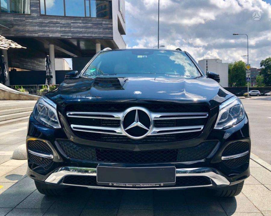 Black Mercedes-Benz GLE 350 2016 in Vilnius, with an engine capacity of 2.99 L and mileage of 109 thousand km for 23500 €, photo 3 on AUTOMOTO.COM.LV