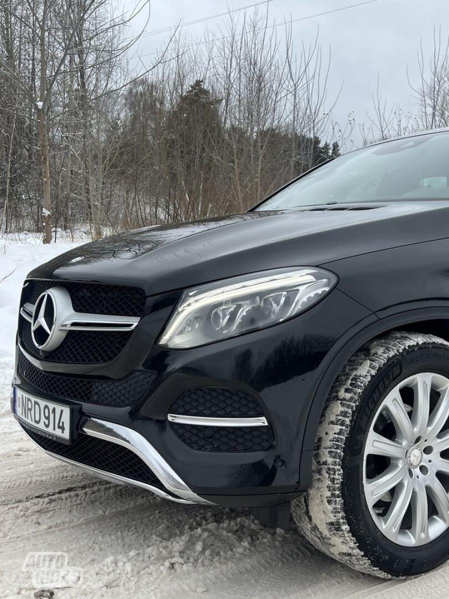Black Mercedes-Benz GLE 350 2016 in Vilnius, with an engine capacity of 3.00 L and mileage of 198 thousand km for 29500 €, photo 2 on AUTOMOTO.COM.LV
