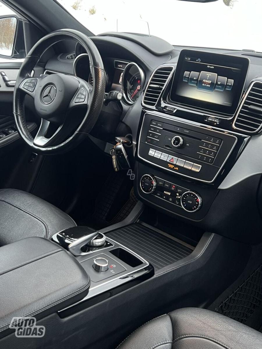 Black Mercedes-Benz GLE 350 2016 in Vilnius, with an engine capacity of 3.00 L and mileage of 198 thousand km for 29500 €, photo 9 on AUTOMOTO.COM.LV