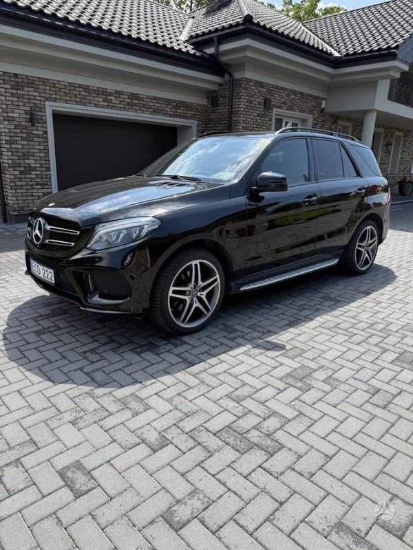 Melns Mercedes-Benz GLE 350 2016 Pasvalys, ar dzinēja tilpumu 3.00 L un nobraukumu 271 tūkst. km par 23500 €, foto 1 vietnē AUTOMOTO.COM.LV