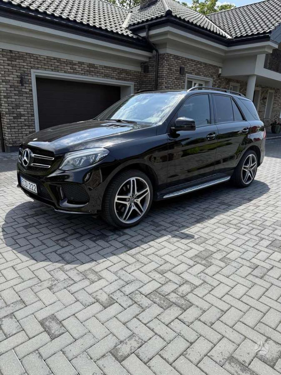 Black Mercedes-Benz GLE 350 2016 in Pasvalys, with an engine capacity of 3.00 L and mileage of 271 thousand km for 23500 €, photo 1 on AUTOMOTO.COM.LV