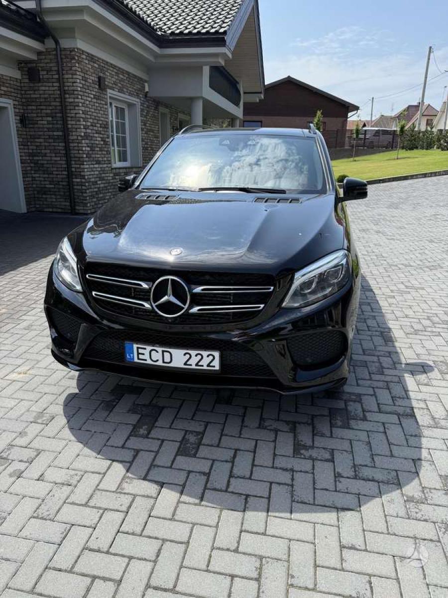 Black Mercedes-Benz GLE 350 2016 in Pasvalys, with an engine capacity of 3.00 L and mileage of 271 thousand km for 23500 €, photo 3 on AUTOMOTO.COM.LV