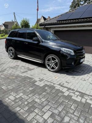 Black Mercedes-Benz GLE 350 2016 in Pasvalys, with an engine capacity of 3.00 L and mileage of 271 thousand km for 23500 €, photo 4 on AUTOMOTO.COM.LV