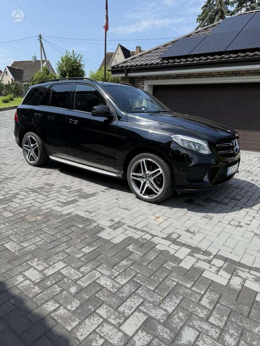Black Mercedes-Benz GLE 350 2016 in Pasvalys, with an engine capacity of 3.00 L and mileage of 271 thousand km for 23500 €, photo 4 on AUTOMOTO.COM.LV