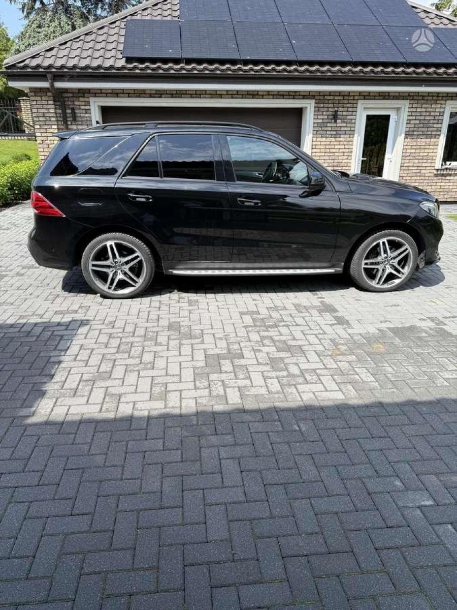 Black Mercedes-Benz GLE 350 2016 in Pasvalys, with an engine capacity of 3.00 L and mileage of 271 thousand km for 23500 €, photo 5 on AUTOMOTO.COM.LV