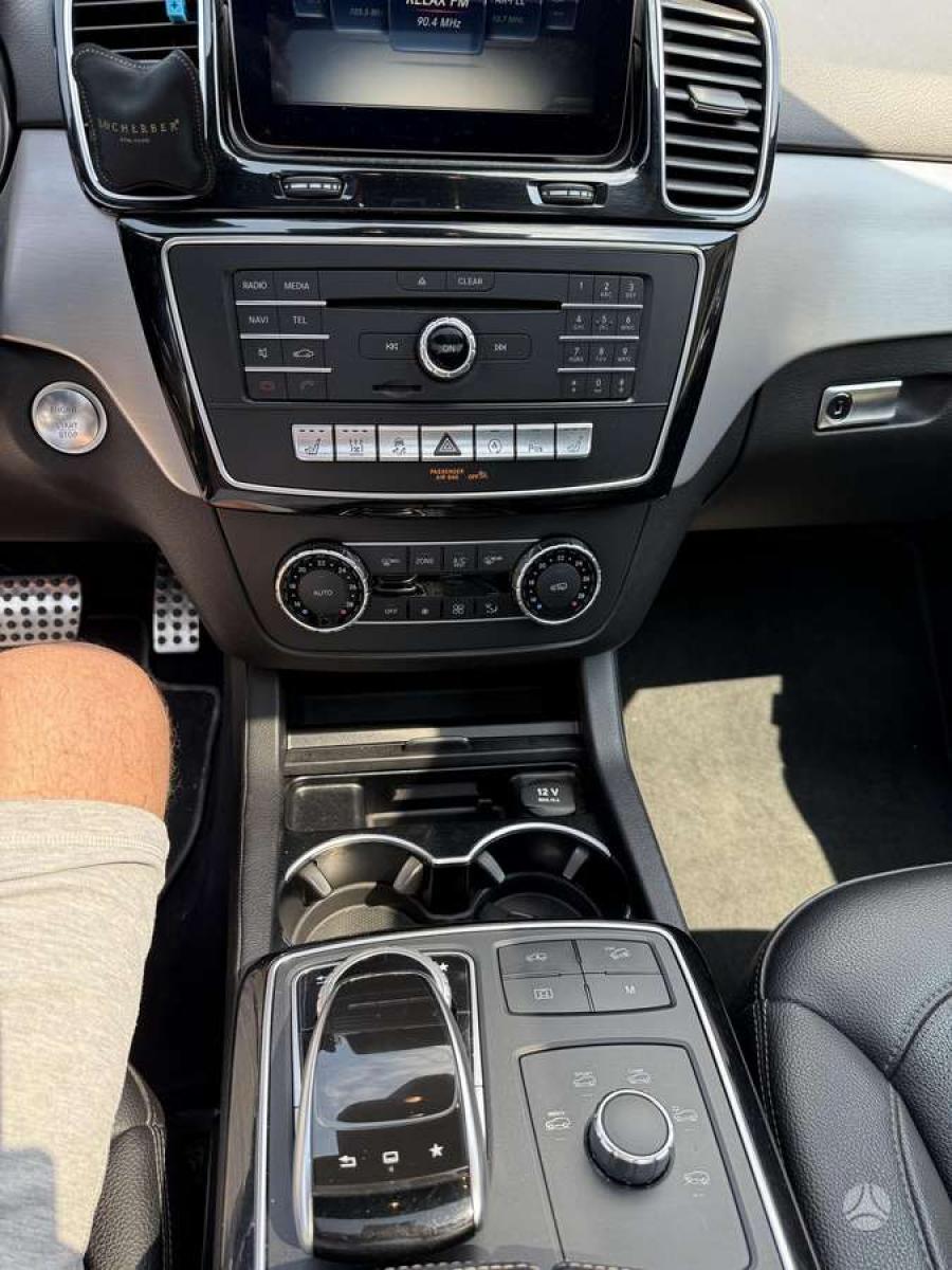 Black Mercedes-Benz GLE 350 2016 in Pasvalys, with an engine capacity of 3.00 L and mileage of 271 thousand km for 23500 €, photo 15 on AUTOMOTO.COM.LV