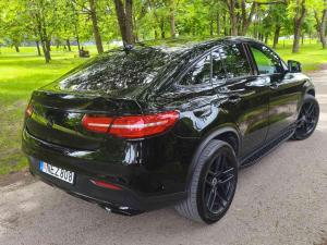 Black Mercedes-Benz GLE 350 2016 in Prienai, with an engine capacity of 2.99 L and mileage of 247 thousand km for 33000 €, photo 4 on AUTOMOTO.COM.LV