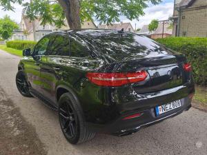Black Mercedes-Benz GLE 350 2016 in Prienai, with an engine capacity of 2.99 L and mileage of 247 thousand km for 33000 €, photo 7 on AUTOMOTO.COM.LV