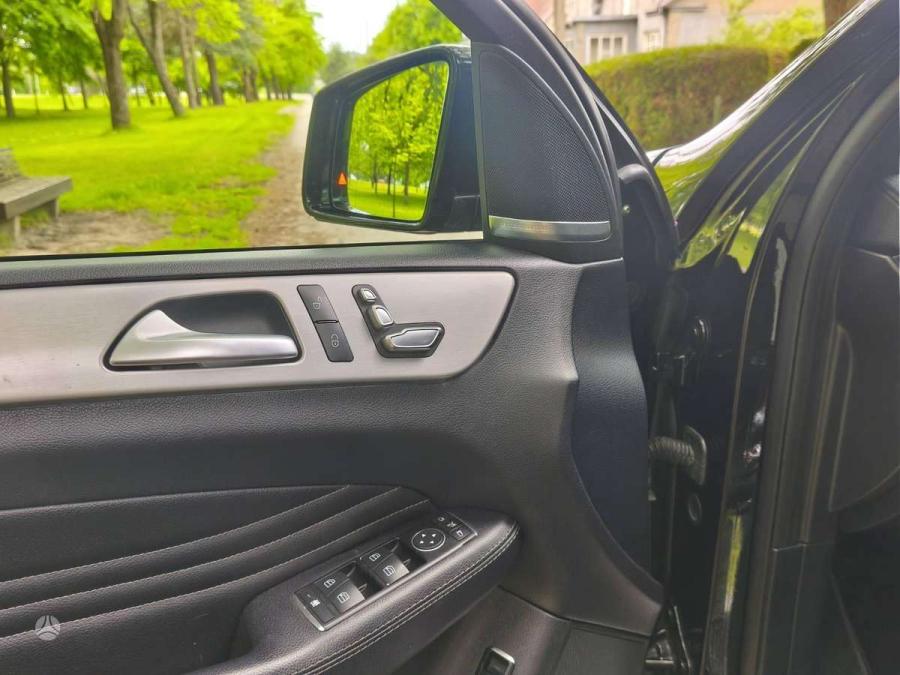 Black Mercedes-Benz GLE 350 2016 in Prienai, with an engine capacity of 2.99 L and mileage of 247 thousand km for 33000 €, photo 9 on AUTOMOTO.COM.LV