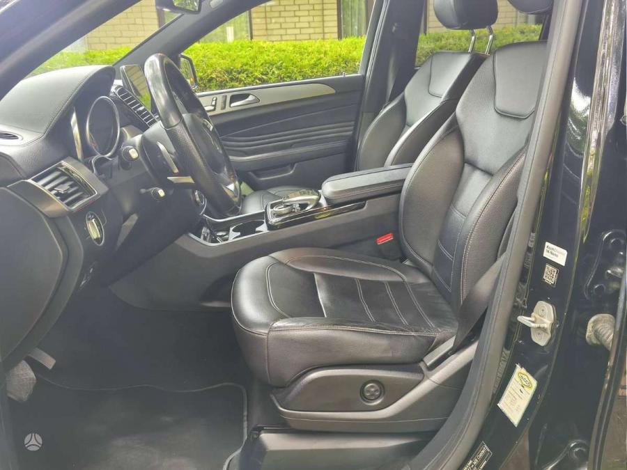Black Mercedes-Benz GLE 350 2016 in Prienai, with an engine capacity of 2.99 L and mileage of 247 thousand km for 33000 €, photo 10 on AUTOMOTO.COM.LV