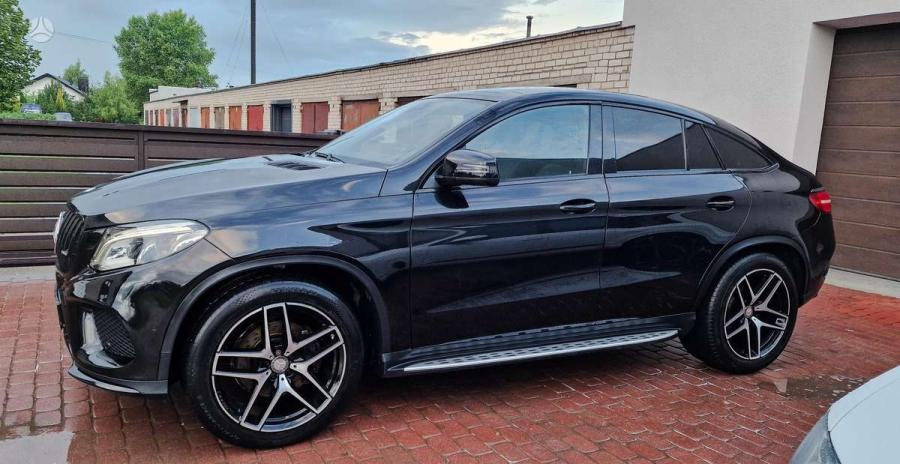 Melns Mercedes-Benz GLE 350 2016 Mažeikiai, ar dzinēja tilpumu 3.00 L un nobraukumu 73 tūkst. km par 28999 €, foto 5 vietnē AUTOMOTO.COM.LV