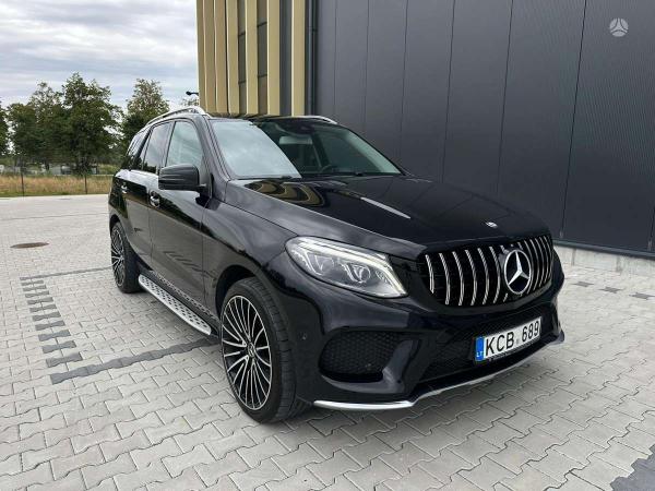 Mercedes-Benz GLE 350 2016 KlaipÄda vietnÄ Melns Mercedes-Benz GLE 350 2016 KlaipÄda, ar dzinÄja tilpumu 2.99 L un nobraukumu 263 tÅ«kst. km par 28500 ā¬, foto 1 vietnÄ AUTOMOTO.COM.LV