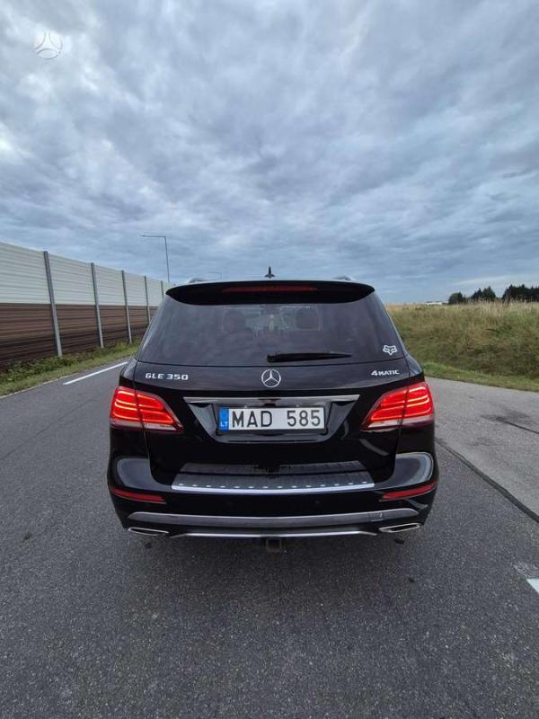 Mercedes-Benz GLE 350 2016 in Kaunas on AUTOMOTO.COM.LV Black Mercedes-Benz GLE 350 2016 in Kaunas, with an engine capacity of 3.00 L and mileage of 151 thousand km for 20000 €, photo 3 on AUTOMOTO.COM.LV