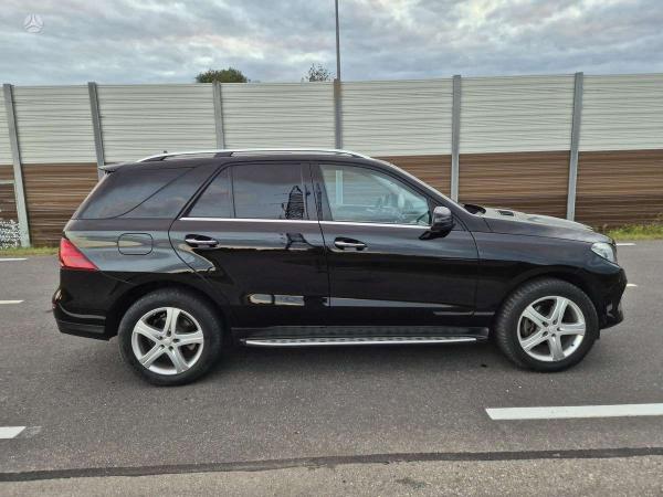 Mercedes-Benz GLE 350 2016 in Kaunas on AUTOMOTO.COM.LV Black Mercedes-Benz GLE 350 2016 in Kaunas, with an engine capacity of 3.00 L and mileage of 151 thousand km for 20000 €, photo 5 on AUTOMOTO.COM.LV