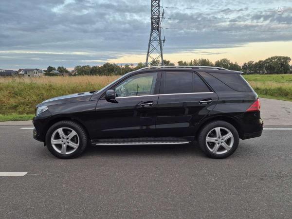 Mercedes-Benz GLE 350 2016 in Kaunas on AUTOMOTO.COM.LV Black Mercedes-Benz GLE 350 2016 in Kaunas, with an engine capacity of 3.00 L and mileage of 151 thousand km for 20000 €, photo 6 on AUTOMOTO.COM.LV