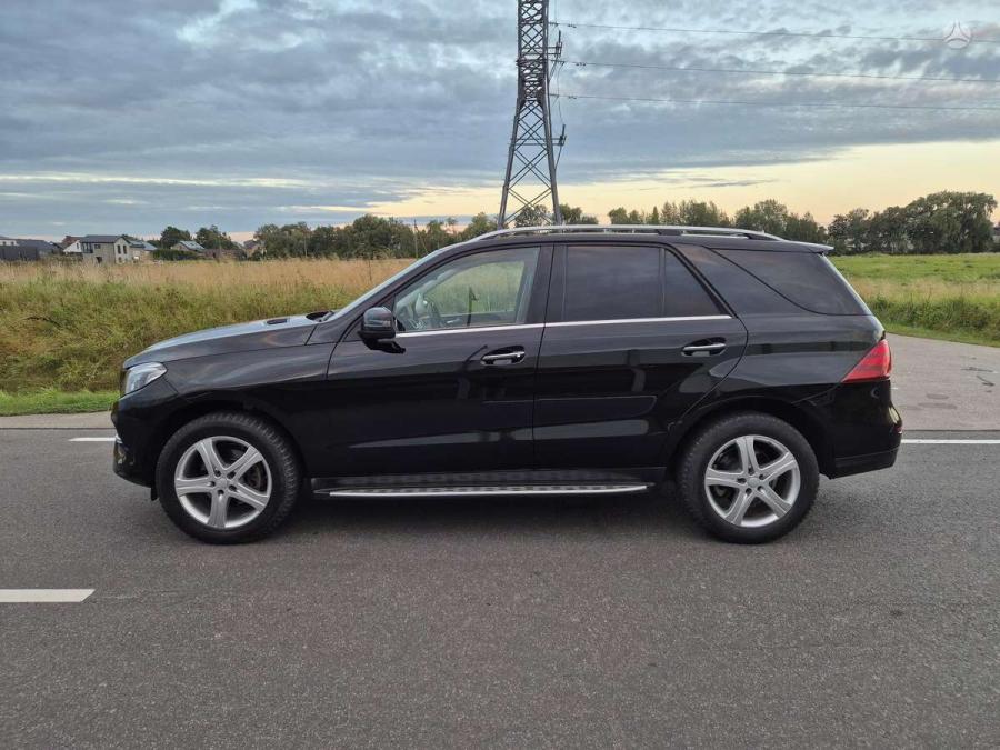 Black Mercedes-Benz GLE 350 2016 in Kaunas, with an engine capacity of 3.00 L and mileage of 151 thousand km for 20000 €, photo 6 on AUTOMOTO.COM.LV