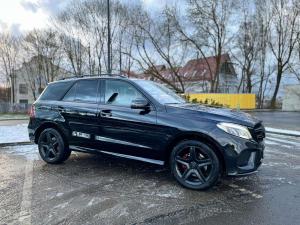 Melns Mercedes-Benz GLE 350 2017 Viļņa, ar dzinēja tilpumu 2.99 L un nobraukumu 313 tūkst. km par 19200 €, foto 3 vietnē AUTOMOTO.COM.LV
