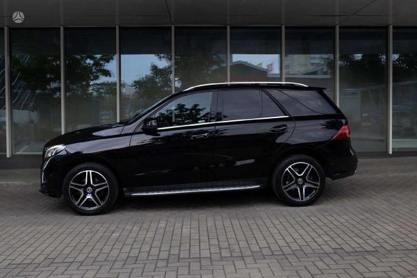 Black Mercedes-Benz GLE 350 2017 in Vilnius, with an engine capacity of 3.50 L and mileage of 278 thousand km for 20500 €, photo 3 on AUTOMOTO.COM.LV