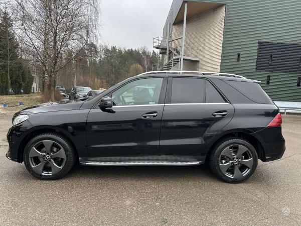 Black Mercedes-Benz GLE 350 2017 in Vilnius, with an engine capacity of 3.50 L and mileage of 278 thousand km for 20500 €, photo 9 on AUTOMOTO.COM.LV