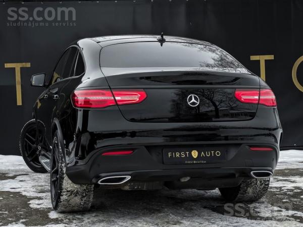 Black Mercedes-Benz GLE 350 2017 in Tukums, with an engine capacity of 3.00 L and mileage of 135 thousand km for 33990 €, photo 3 on AUTOMOTO.COM.LV