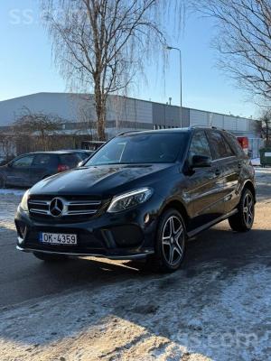 Melns Mercedes-Benz GLE 350 2017 Rīga, ar dzinēja tilpumu 3.00 L un nobraukumu 195 tūkst. km par 26500 €, foto  vietnē AUTOMOTO.COM.LV