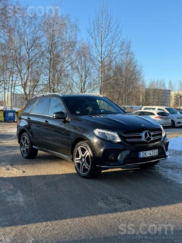 Black Mercedes-Benz GLE 350 2017 in Riga, with an engine capacity of 3.00 L and mileage of 195 thousand km for 26500 €, photo 2 on AUTOMOTO.COM.LV