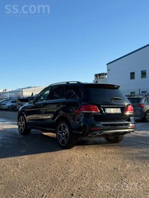 Black Mercedes-Benz GLE 350 2017 in Riga, with an engine capacity of 3.00 L and mileage of 195 thousand km for 26500 €, photo 3 on AUTOMOTO.COM.LV