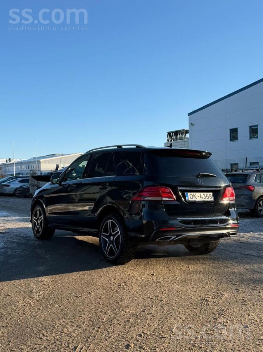 Black Mercedes-Benz GLE 350 2017 in Riga, with an engine capacity of 3.00 L and mileage of 195 thousand km for 26500 €, photo 3 on AUTOMOTO.COM.LV