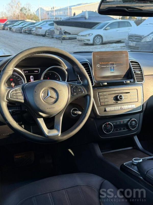 Black Mercedes-Benz GLE 350 2017 in Riga, with an engine capacity of 3.00 L and mileage of 195 thousand km for 26500 €, photo 5 on AUTOMOTO.COM.LV