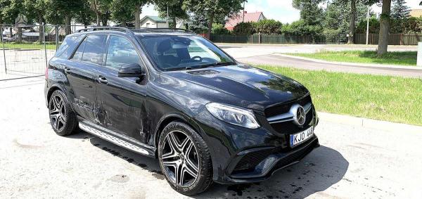 Black Mercedes-Benz GLE 350 2017 in Jonava, with an engine capacity of 3.00 L and mileage of 155 thousand km for 17300 €, photo 6 on AUTOMOTO.COM.LV