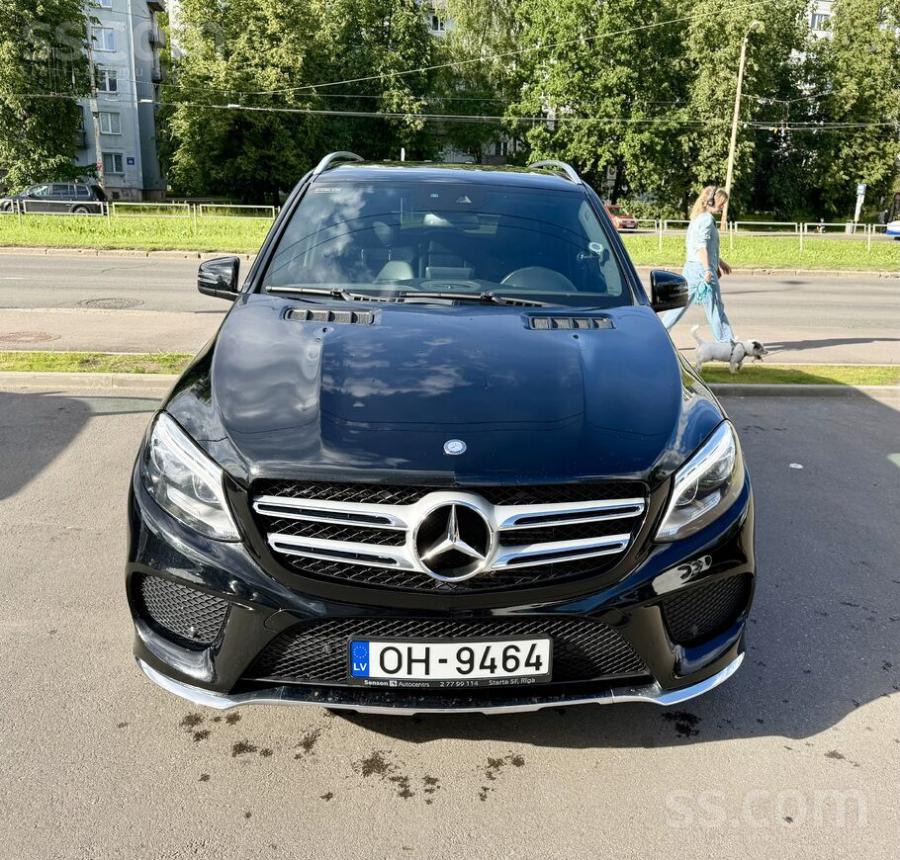 Black Mercedes-Benz GLE 350 2017 in Riga, with an engine capacity of 3.00 L and mileage of 332 thousand km for 17800 €, photo 3 on AUTOMOTO.COM.LV