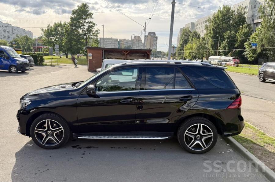 Black Mercedes-Benz GLE 350 2017 in Riga, with an engine capacity of 3.00 L and mileage of 332 thousand km for 17800 €, photo 4 on AUTOMOTO.COM.LV