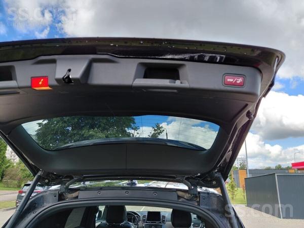 Black Mercedes-Benz GLE 350 2017 in Riga, with an engine capacity of 3.00 L and mileage of 195 thousand km for 22500 €, photo 7 on AUTOMOTO.COM.LV