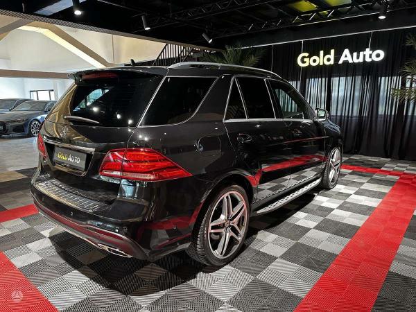 Black Mercedes-Benz GLE 350 2017 in Vilnius, with an engine capacity of 2.99 L and mileage of 130 thousand km for 27000 €, photo 5 on AUTOMOTO.COM.LV