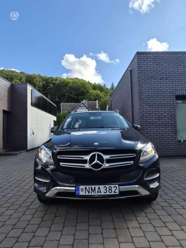Black Mercedes-Benz GLE 350 2017 in Kaunas, with an engine capacity of 3.50 L and mileage of 289 thousand km for 20000 €, photo 1 on AUTOMOTO.COM.LV