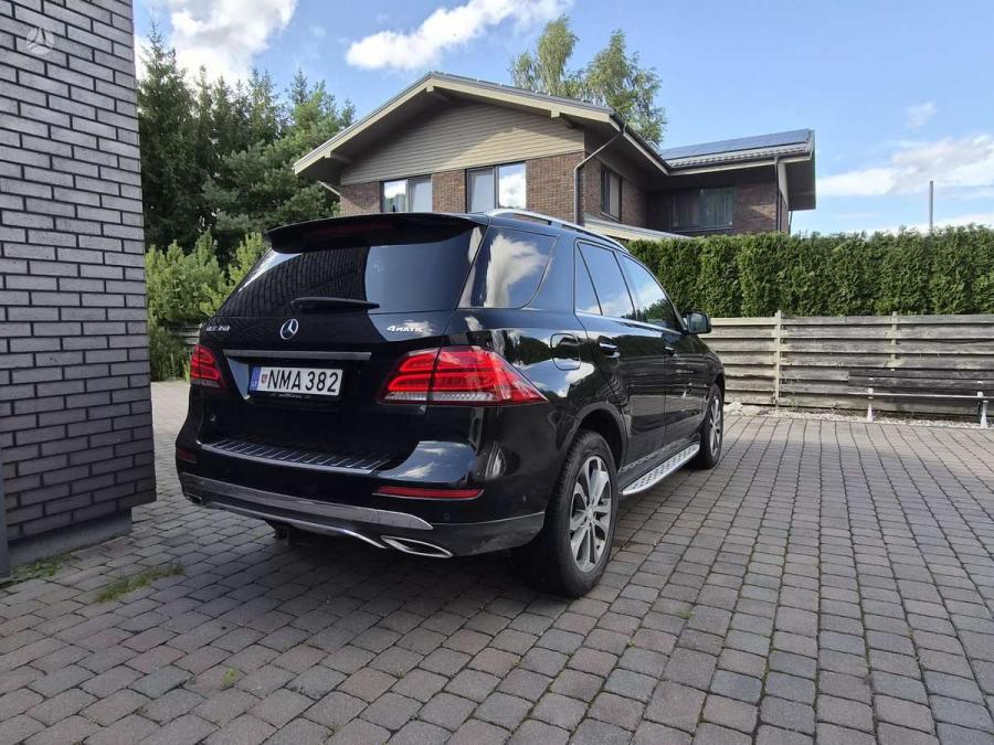 Melns Mercedes-Benz GLE 350 2017 Kauņa, ar dzinēja tilpumu 3.50 L un nobraukumu 289 tūkst. km par 20000 €, foto 4 vietnē AUTOMOTO.COM.LV