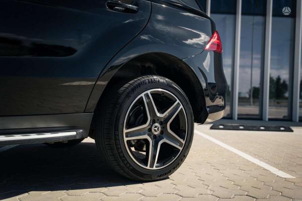 Black Mercedes-Benz GLE 350 2017 in Vilnius, with an engine capacity of 3.50 L and mileage of 285 thousand km for 17500 €, photo 10 on AUTOMOTO.COM.LV