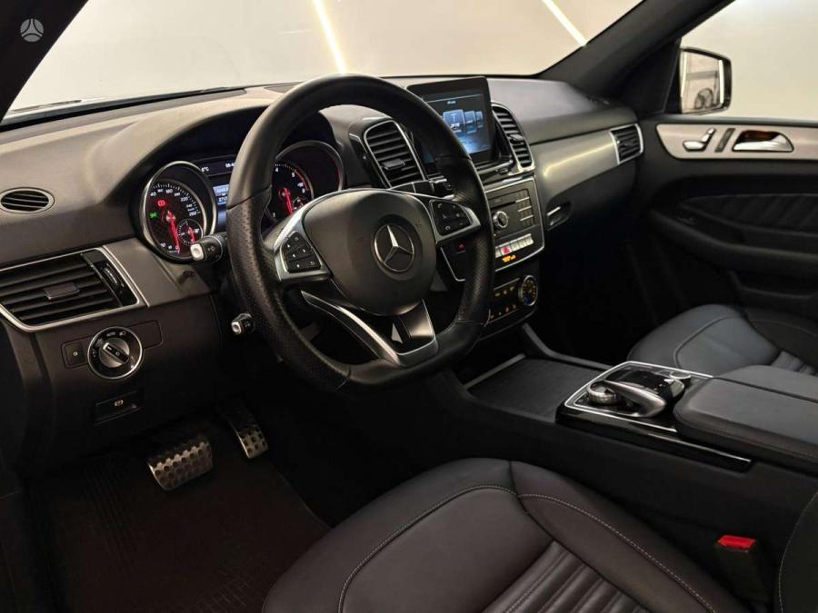 Black Mercedes-Benz GLE 350 2017 in Marijampole, with an engine capacity of 2.99 L and mileage of 271 thousand km for 19999 €, photo 3 on AUTOMOTO.COM.LV