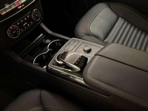 Black Mercedes-Benz GLE 350 2017 in Marijampole, with an engine capacity of 2.99 L and mileage of 271 thousand km for 19999 €, photo 4 on AUTOMOTO.COM.LV