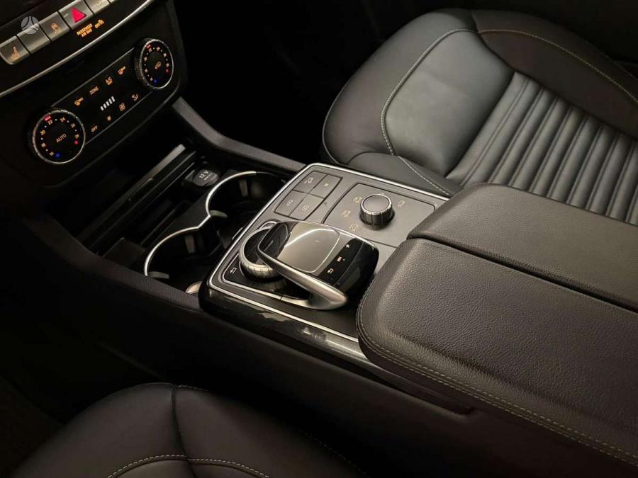 Black Mercedes-Benz GLE 350 2017 in Marijampole, with an engine capacity of 2.99 L and mileage of 271 thousand km for 19999 €, photo 4 on AUTOMOTO.COM.LV