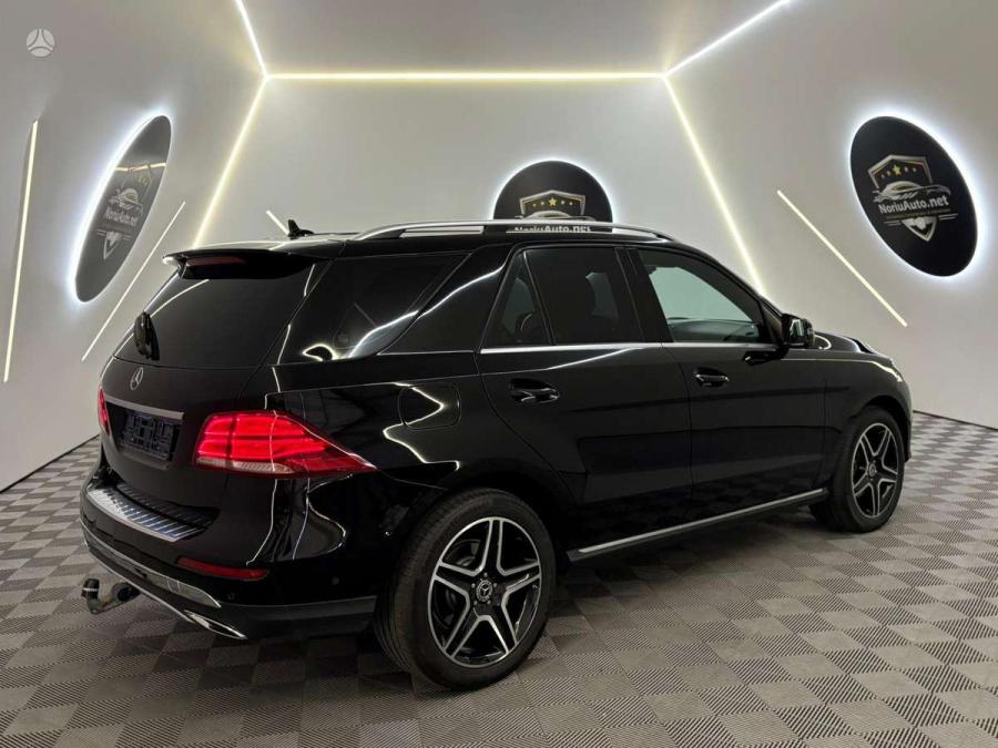 Black Mercedes-Benz GLE 350 2017 in Marijampole, with an engine capacity of 2.99 L and mileage of 271 thousand km for 19999 €, photo 9 on AUTOMOTO.COM.LV