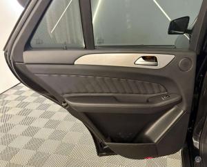 Black Mercedes-Benz GLE 350 2017 in Marijampole, with an engine capacity of 2.99 L and mileage of 271 thousand km for 19999 €, photo 22 on AUTOMOTO.COM.LV