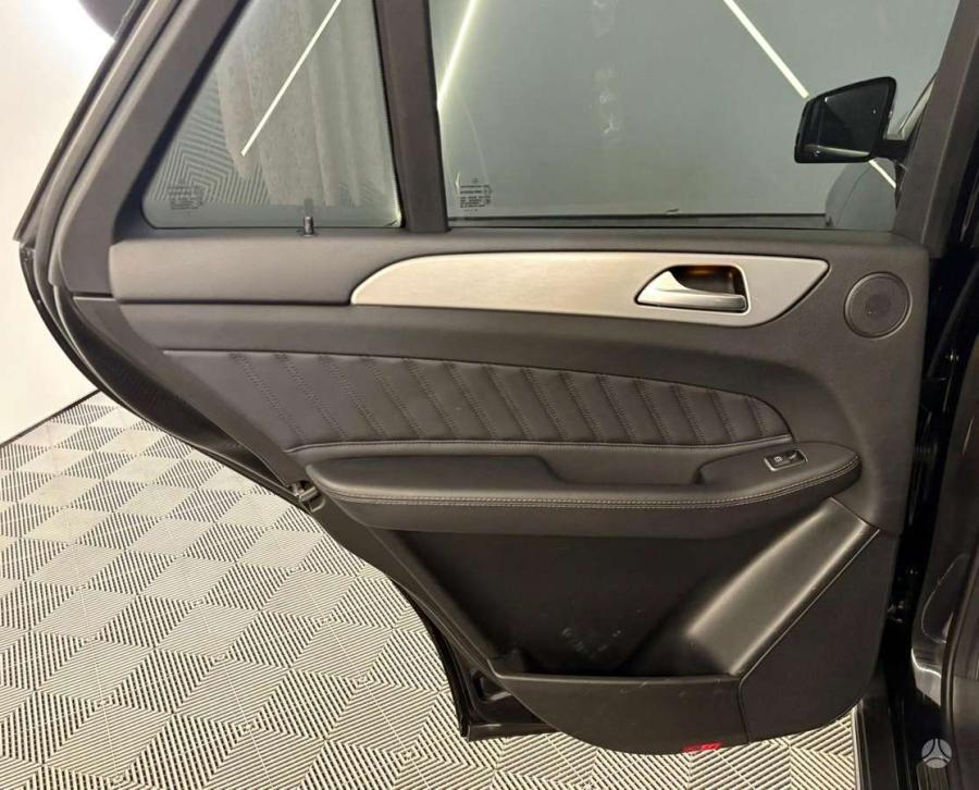 Black Mercedes-Benz GLE 350 2017 in Marijampole, with an engine capacity of 2.99 L and mileage of 271 thousand km for 19999 €, photo 22 on AUTOMOTO.COM.LV