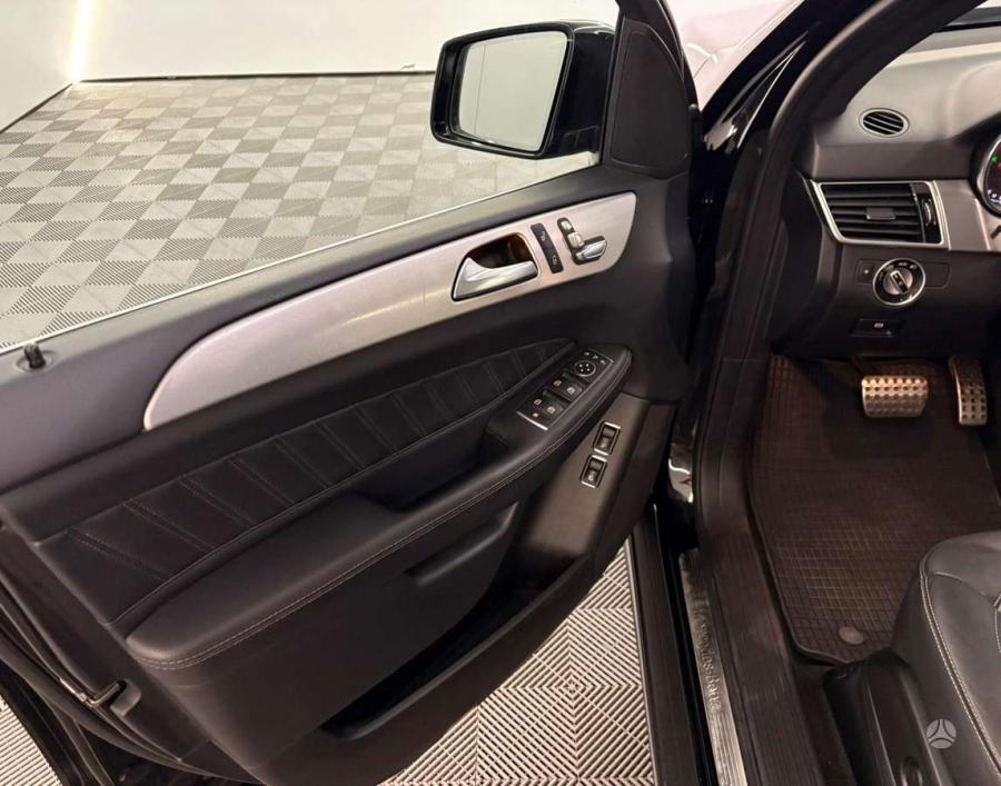 Black Mercedes-Benz GLE 350 2017 in Marijampole, with an engine capacity of 2.99 L and mileage of 271 thousand km for 19999 €, photo 28 on AUTOMOTO.COM.LV
