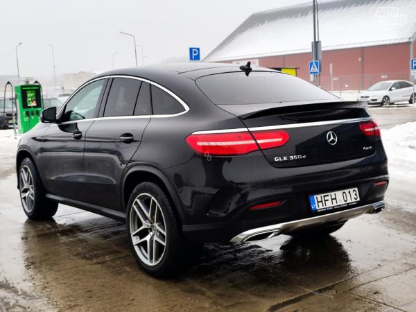 Black Mercedes-Benz GLE 350 2018 in Siauliai, with an engine capacity of 3.00 L and mileage of 137 thousand km for 38995 €, photo 5 on AUTOMOTO.COM.LV