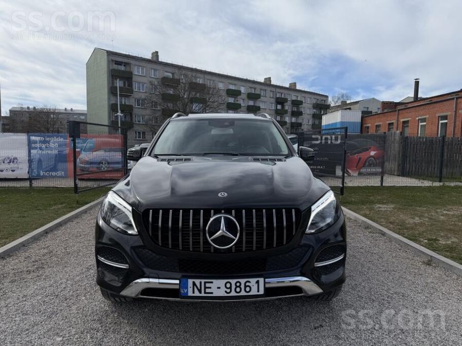Черный Мерседес ГЛE 350 2018 в Вентспилс, объемом двигателя 3.00 л и пробегом 309 тыс. км за 20500 €, фото 3 на AUTOMOTO.COM.LV