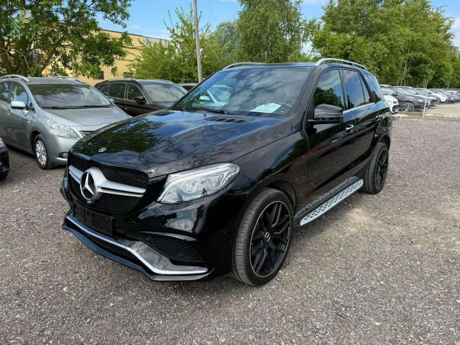 Black Mercedes-Benz GLE 350 2018 in Siauliai, with an engine capacity of 3.50 L and mileage of 110 thousand km for 25300 €, photo 1 on AUTOMOTO.COM.LV