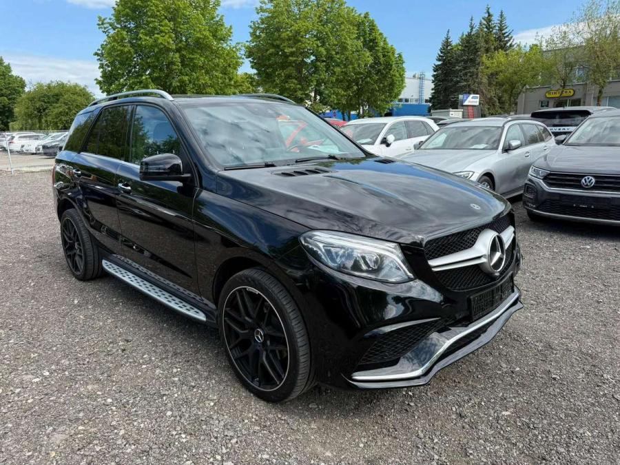 Black Mercedes-Benz GLE 350 2018 in Siauliai, with an engine capacity of 3.50 L and mileage of 110 thousand km for 25300 €, photo 3 on AUTOMOTO.COM.LV
